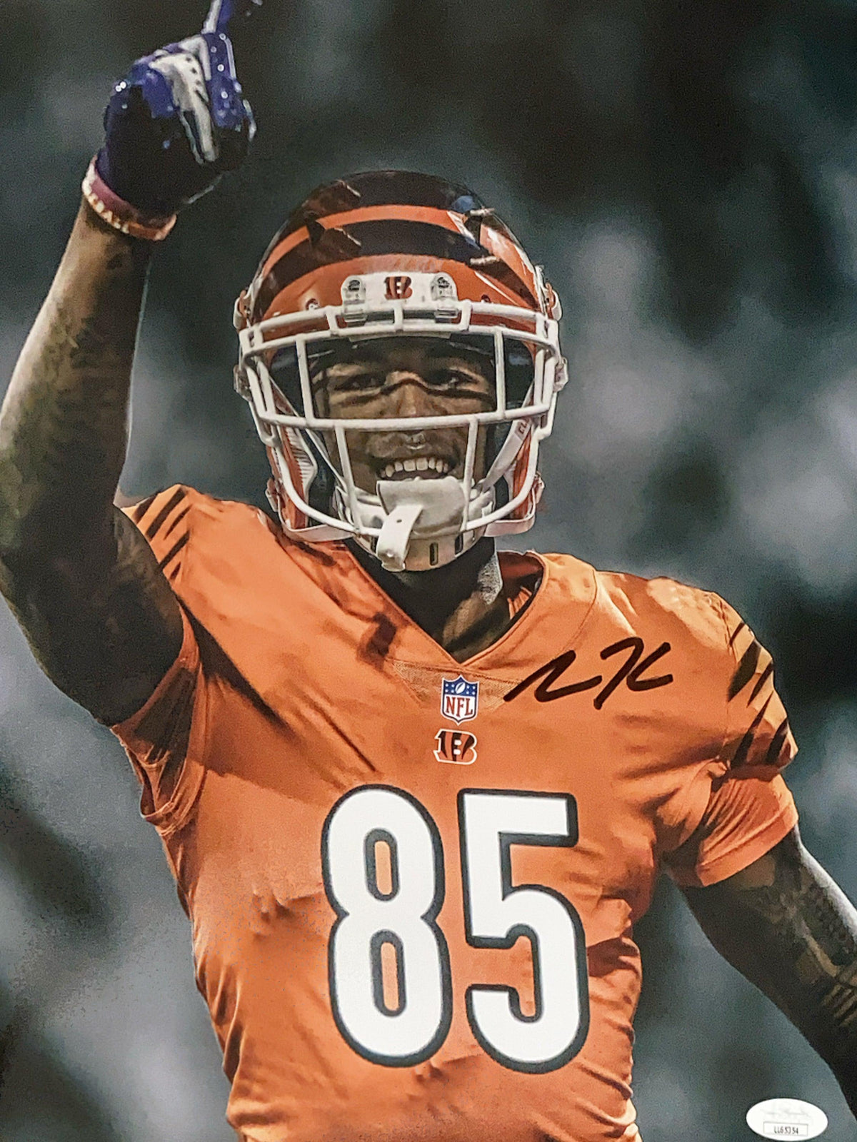Tee Higgins Signed Cincinnati Bengals Pointing 11x14 Photo (JSA) — RSA